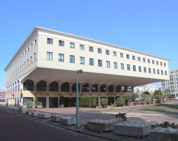 Staal draagt luifel van zestien meter » Bouwwereld.nl