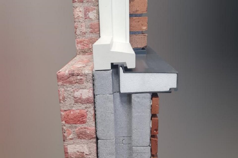 Raamdorpel van EPS omhuld met glasvezelversterkt kunststof » Bouwwereld.nl