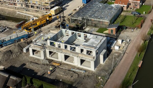 Prefab bouwen met cementloze gevels en wanden van geopolymeerbeton ...